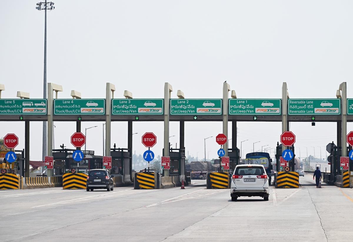 Security Breach At Ballipur Toll Plaza As Vehicle Lacking Number Plates ...